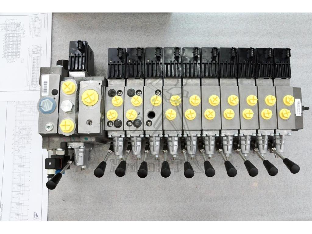 Combinaison PVG100/32 PVTi - Distributeur 11 sections 250 l/min circuit ...